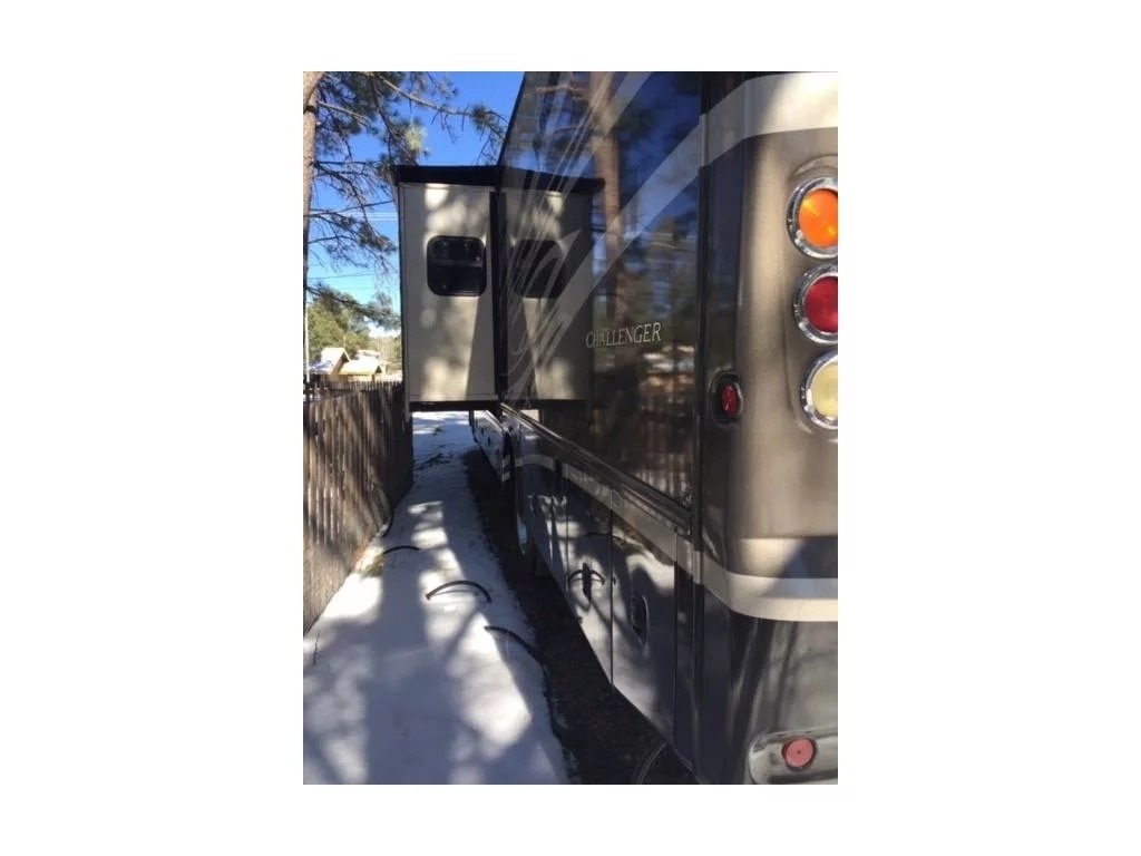 2011 Damon Motor Coach Challenger 32VS 1F66F5DY4B0A01101 - Vehicle ...